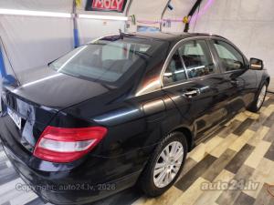 Melns Mercedes-Benz C-Class 2007 Tallina, ar dzinēja tilpumu 1.80 L un nobraukumu 207 tūkst. km par 4299 €, foto 3 vietnē AUTOMOTO.COM.LV