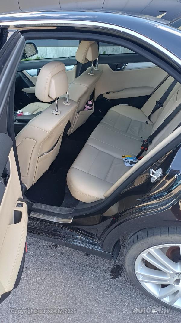 Melns Mercedes-Benz C-Class 2007 Tallina, ar dzinēja tilpumu 3.00 L un nobraukumu 280 tūkst. km par 4998 €, foto 10 vietnē AUTOMOTO.COM.LV