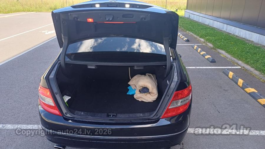 Melns Mercedes-Benz C-Class 2007 Tallina, ar dzinēja tilpumu 3.00 L un nobraukumu 280 tūkst. km par 4998 €, foto 14 vietnē AUTOMOTO.COM.LV