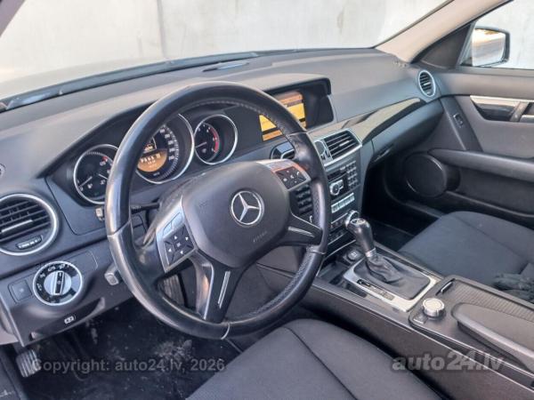 Melns Mercedes-Benz C-Class 2011 Tallina, ar dzinēja tilpumu 2.10 L un nobraukumu 332 tūkst. km par 5999 €, foto 5 vietnē AUTOMOTO.COM.LV