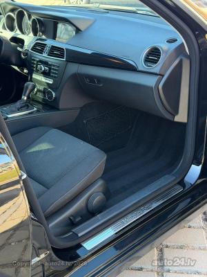 Melns Mercedes-Benz C-Class 2011 Tallina, ar dzinēja tilpumu 2.10 L un nobraukumu 375 tūkst. km par 7400 €, foto 6 vietnē AUTOMOTO.COM.LV