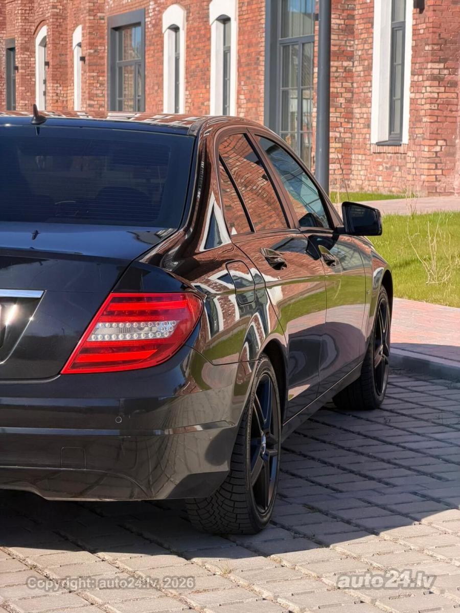 Melns Mercedes-Benz C-Class 2011 Tallina, ar dzinēja tilpumu 2.10 L un nobraukumu 375 tūkst. km par 7400 €, foto 13 vietnē AUTOMOTO.COM.LV