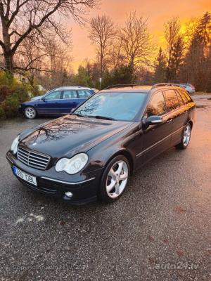 Melns Mercedes-Benz C-Class 2005 Tallina, ar dzinēja tilpumu 3.00 L un nobraukumu 413 tūkst. km par 2700 €, foto  vietnē AUTOMOTO.COM.LV
