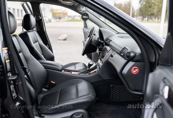 Black Mercedes-Benz C-Class 2005 in Tallinn, with an engine capacity of 2.70 L and mileage of 363 thousand km for 3590 €, photo 8 on AUTOMOTO.COM.LV