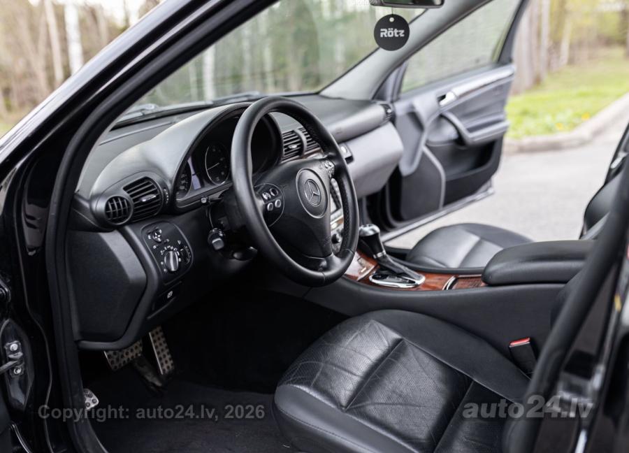 Melns Mercedes-Benz C-Class 2005 Tallina, ar dzinēja tilpumu 2.70 L un nobraukumu 363 tūkst. km par 3590 €, foto 10 vietnē AUTOMOTO.COM.LV