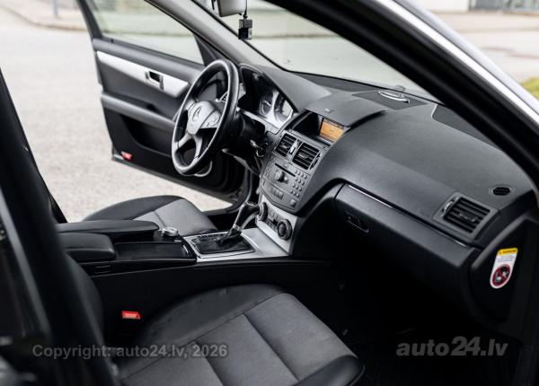 Melns Mercedes-Benz C-Class 2008 Tallina, ar dzinēja tilpumu 2.10 L un nobraukumu 466 tūkst. km par 3390 €, foto 8 vietnē AUTOMOTO.COM.LV
