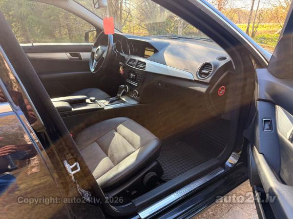 Black Mercedes-Benz C-Class 2011 in Tallinn, with an engine capacity of 2.10 L and mileage of 283 thousand km for 7999 €, photo 6 on AUTOMOTO.COM.LV