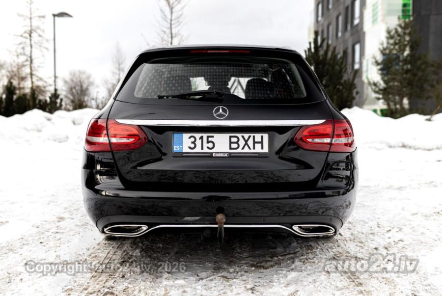 Black Mercedes-Benz C-Class 2017 in Tallinn, with an engine capacity of 2.00 L and mileage of 123 thousand km for 12990 €, photo 5 on AUTOMOTO.COM.LV