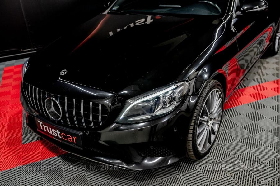 Black Mercedes-Benz C-Class 2018 in Parnu, with an engine capacity of 2.00 L and mileage of 297 thousand km for 15999 €, photo 4 on AUTOMOTO.COM.LV