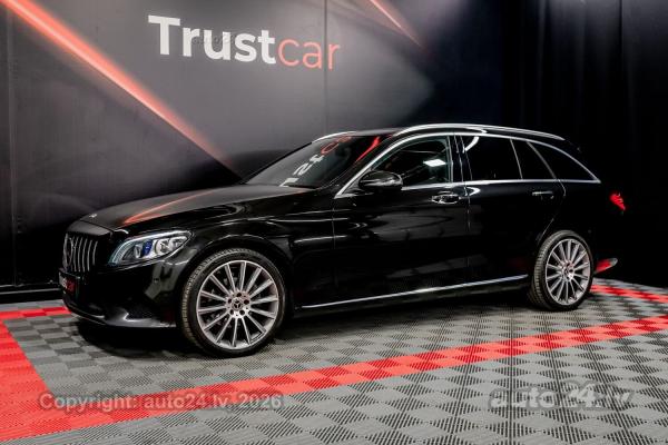 Black Mercedes-Benz C-Class 2018 in Parnu, with an engine capacity of 2.00 L and mileage of 297 thousand km for 15999 €, photo 5 on AUTOMOTO.COM.LV