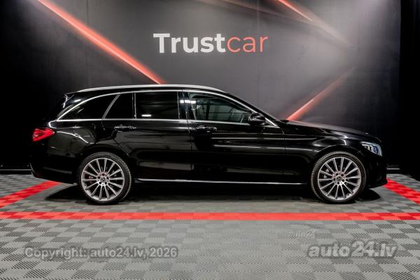 Black Mercedes-Benz C-Class 2018 in Parnu, with an engine capacity of 2.00 L and mileage of 297 thousand km for 15999 €, photo 9 on AUTOMOTO.COM.LV