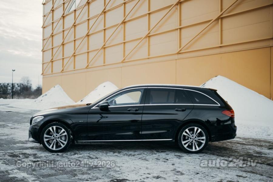 Black Mercedes-Benz C-Class 2020 in Tartu, with an engine capacity of 2.00 L and mileage of 159 thousand km for 22999 €, photo 5 on AUTOMOTO.COM.LV