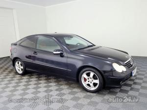 Zils Mercedes-Benz C-Class 2004 Tallina, ar dzinēja tilpumu 2.20 L un nobraukumu 228 tūkst. km par 1599 €, foto  vietnē AUTOMOTO.COM.LV