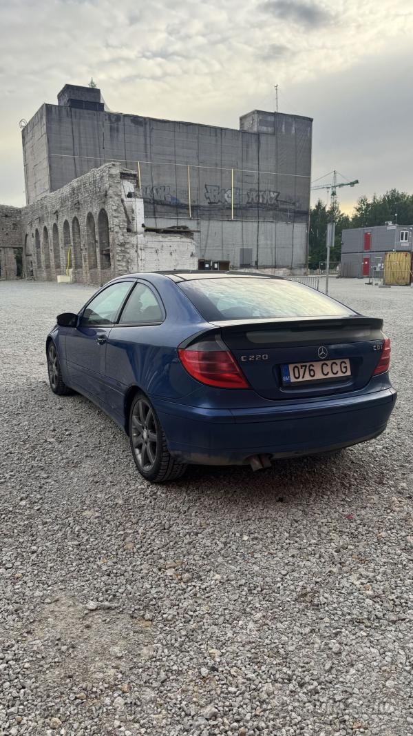 Zils Mercedes-Benz C-Class 2003 Tallina, ar dzinēja tilpumu 2.10 L un nobraukumu 0 tūkst. km par 1800 €, foto 4 vietnē AUTOMOTO.COM.LV