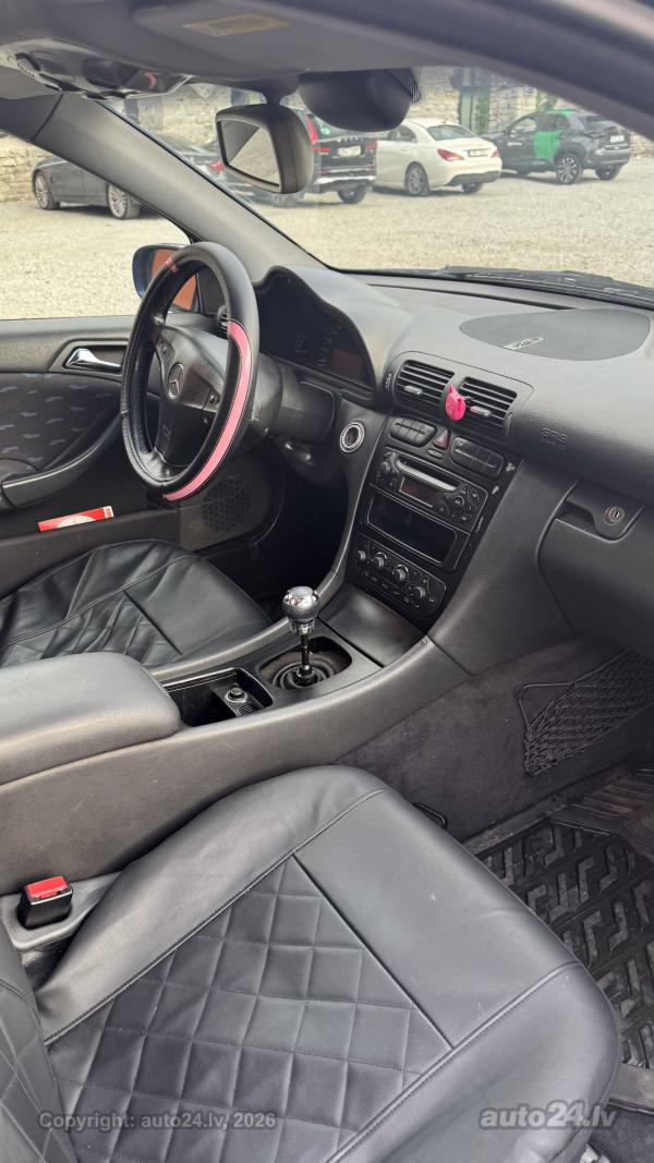Zils Mercedes-Benz C-Class 2003 Tallina, ar dzinēja tilpumu 2.10 L un nobraukumu 0 tūkst. km par 1800 €, foto 9 vietnē AUTOMOTO.COM.LV