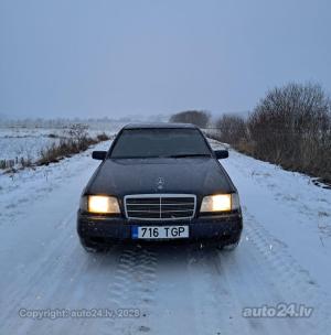 Zils Mercedes-Benz C-Class 1997 Tallina, ar dzinēja tilpumu 2.50 L un nobraukumu 543 tūkst. km par 1750 €, foto  vietnē AUTOMOTO.COM.LV
