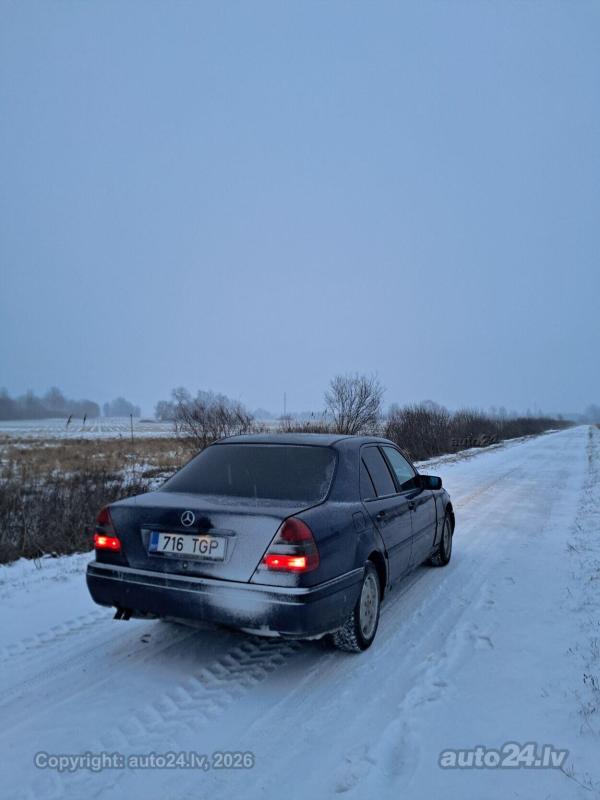 Zils Mercedes-Benz C-Class 1997 Tallina, ar dzinēja tilpumu 2.50 L un nobraukumu 543 tūkst. km par 1750 €, foto 4 vietnē AUTOMOTO.COM.LV