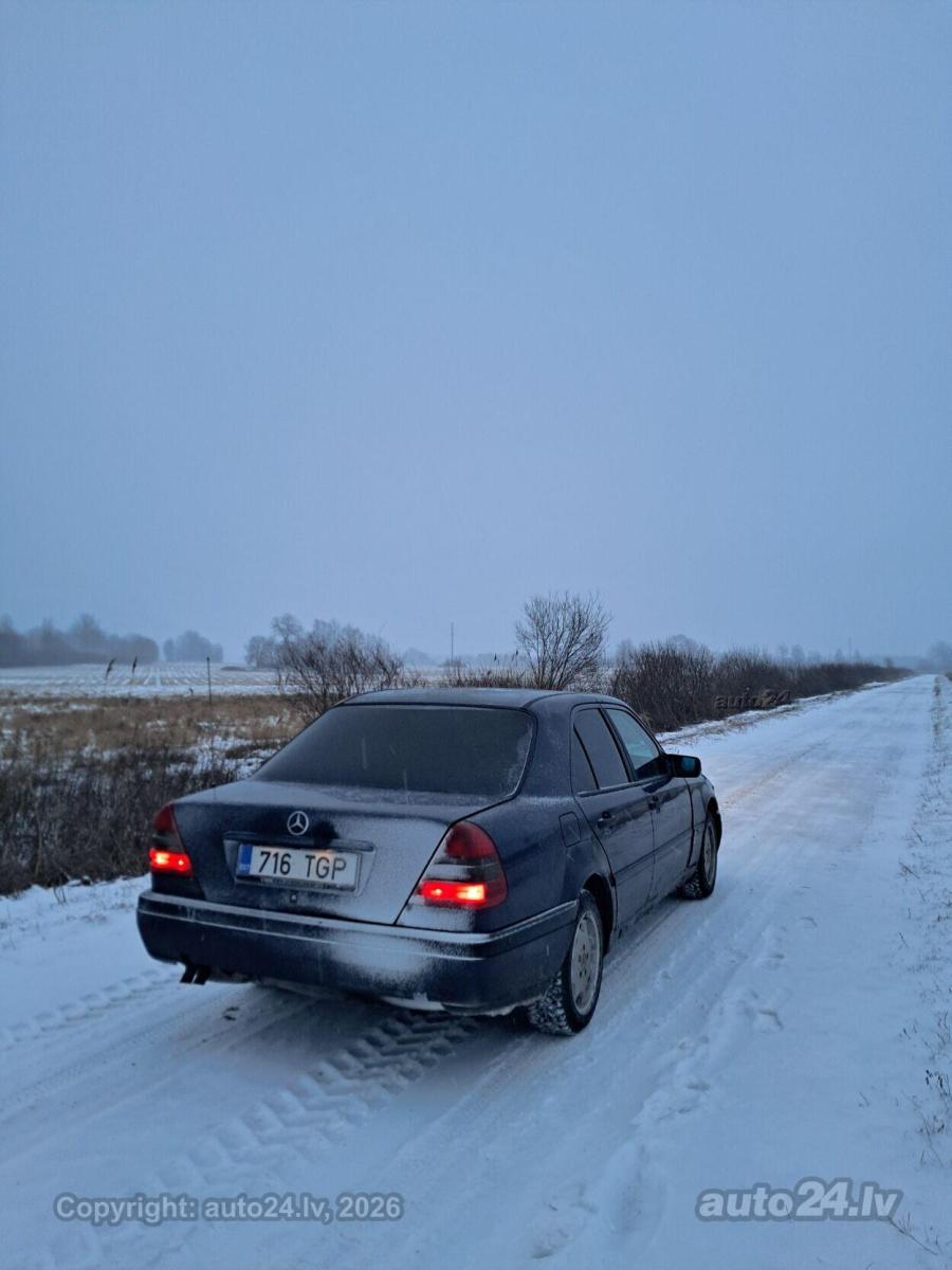 Zils Mercedes-Benz C-Class 1997 Tallina, ar dzinēja tilpumu 2.50 L un nobraukumu 543 tūkst. km par 1750 €, foto 4 vietnē AUTOMOTO.COM.LV