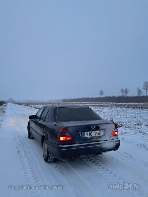 Zils Mercedes-Benz C-Class 1997 Tallina, ar dzinēja tilpumu 2.50 L un nobraukumu 543 tūkst. km par 1750 €, foto 5 vietnē AUTOMOTO.COM.LV