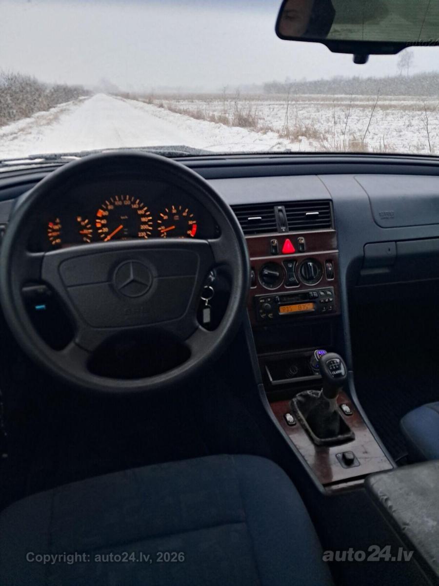 Zils Mercedes-Benz C-Class 1997 Tallina, ar dzinēja tilpumu 2.50 L un nobraukumu 543 tūkst. km par 1750 €, foto 10 vietnē AUTOMOTO.COM.LV