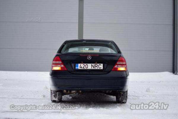 Zils Mercedes-Benz C-Class 2001 Tallina, ar dzinēja tilpumu 2.00 L un nobraukumu 235 tūkst. km par 2350 €, foto 5 vietnē AUTOMOTO.COM.LV
