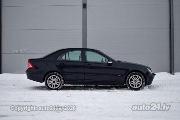 Zils Mercedes-Benz C-Class 2001 Tallina, ar dzinēja tilpumu 2.00 L un nobraukumu 235 tūkst. km par 2350 €, foto 9 vietnē AUTOMOTO.COM.LV
