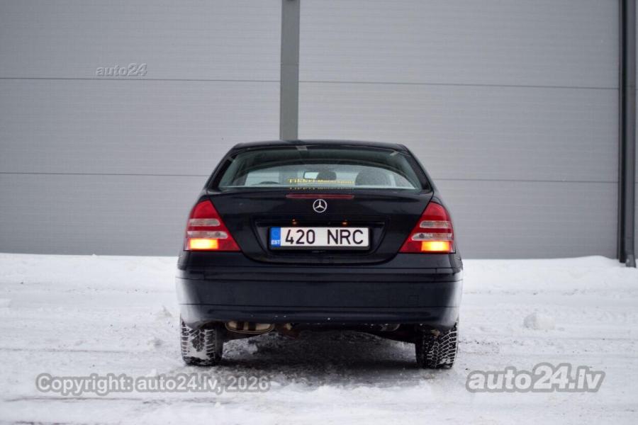 Zils Mercedes-Benz C-Class 2001 Tallina, ar dzinēja tilpumu 2.00 L un nobraukumu 235 tūkst. km par 2350 €, foto 5 vietnē AUTOMOTO.COM.LV