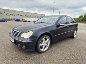 Blue Mercedes-Benz C-Class 2004 in Tallinn, with an engine capacity of 2.10 L and mileage of 370 thousand km for 2499 €, photo 3 on AUTOMOTO.COM.LV