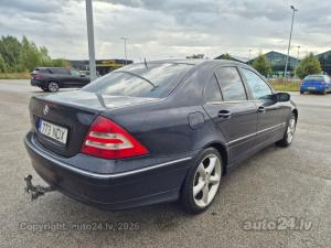 Blue Mercedes-Benz C-Class 2004 in Tallinn, with an engine capacity of 2.10 L and mileage of 370 thousand km for 2499 €, photo 7 on AUTOMOTO.COM.LV