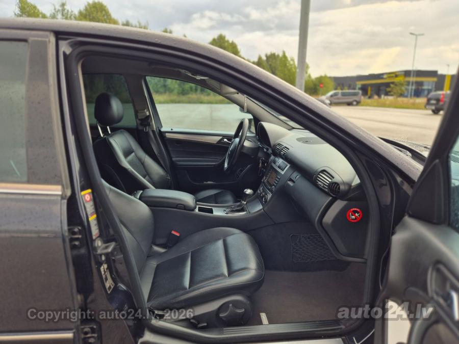 Blue Mercedes-Benz C-Class 2004 in Tallinn, with an engine capacity of 2.10 L and mileage of 370 thousand km for 2499 €, photo 8 on AUTOMOTO.COM.LV