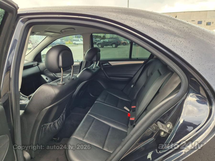 Blue Mercedes-Benz C-Class 2004 in Tallinn, with an engine capacity of 2.10 L and mileage of 370 thousand km for 2499 €, photo 12 on AUTOMOTO.COM.LV