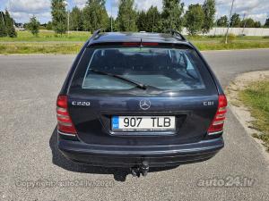 Zils Mercedes-Benz C-Class 2001 Tartu, ar dzinēja tilpumu 2.10 L un nobraukumu 203 tūkst. km par 2790 €, foto 3 vietnē AUTOMOTO.COM.LV