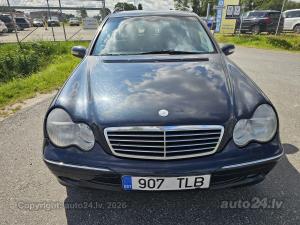 Zils Mercedes-Benz C-Class 2001 Tartu, ar dzinēja tilpumu 2.10 L un nobraukumu 203 tūkst. km par 2790 €, foto 6 vietnē AUTOMOTO.COM.LV