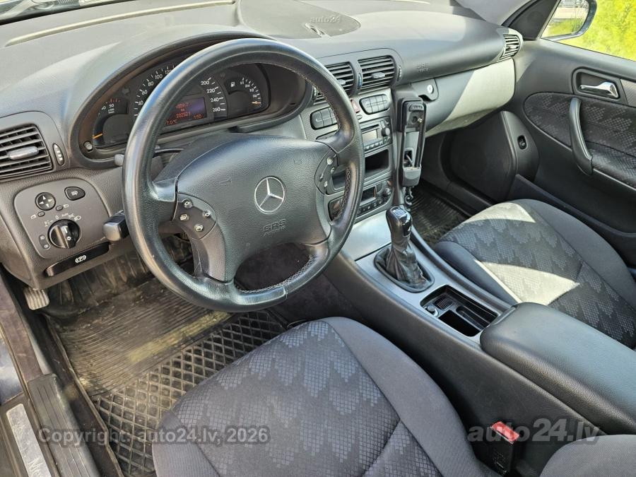 Zils Mercedes-Benz C-Class 2001 Tartu, ar dzinēja tilpumu 2.10 L un nobraukumu 203 tūkst. km par 2790 €, foto 7 vietnē AUTOMOTO.COM.LV