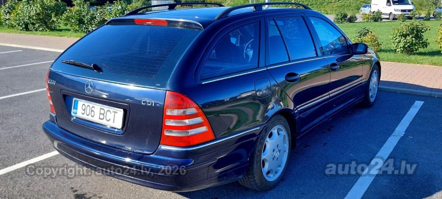Zils Mercedes-Benz C-Class 2005 Tallina, ar dzinēja tilpumu 2.10 L un nobraukumu 325 tūkst. km par 3200 €, foto 4 vietnē AUTOMOTO.COM.LV