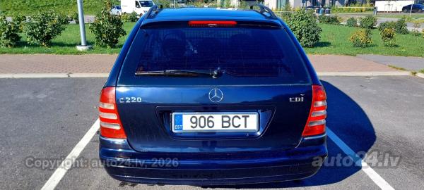 Zils Mercedes-Benz C-Class 2005 Tallina, ar dzinēja tilpumu 2.10 L un nobraukumu 325 tūkst. km par 3200 €, foto 3 vietnē AUTOMOTO.COM.LV