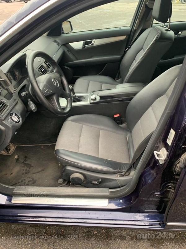 Zils Mercedes-Benz C-Class 2009 Tallina, ar dzinēja tilpumu 2.10 L un nobraukumu 340 tūkst. km par 3699 €, foto 9 vietnē AUTOMOTO.COM.LV