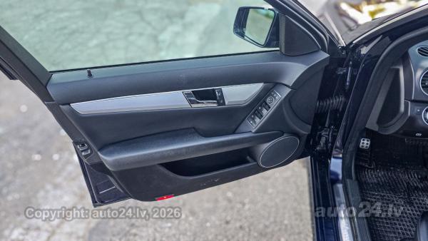 Blue Mercedes-Benz C-Class 2011 in Tallinn, with an engine capacity of 3.00 L and mileage of 269 thousand km for 8300 €, photo 7 on AUTOMOTO.COM.LV