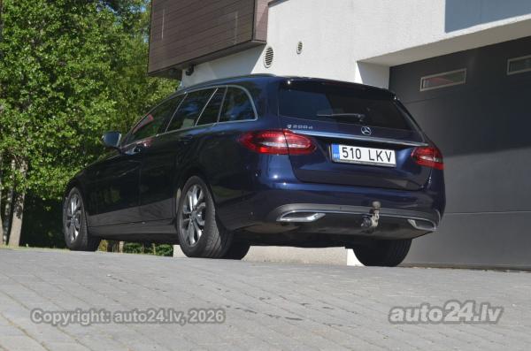 Zils Mercedes-Benz C-Class 2018 Tallina, ar dzinēja tilpumu 2.00 L un nobraukumu 298 tūkst. km par 19999 €, foto 5 vietnē AUTOMOTO.COM.LV