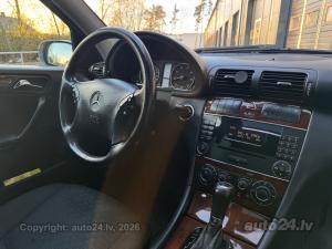 Zaļš Mercedes-Benz C-Class 2006 Tallina, ar dzinēja tilpumu 1.80 L un nobraukumu 240 tūkst. km par 3599 €, foto 19 vietnē AUTOMOTO.COM.LV