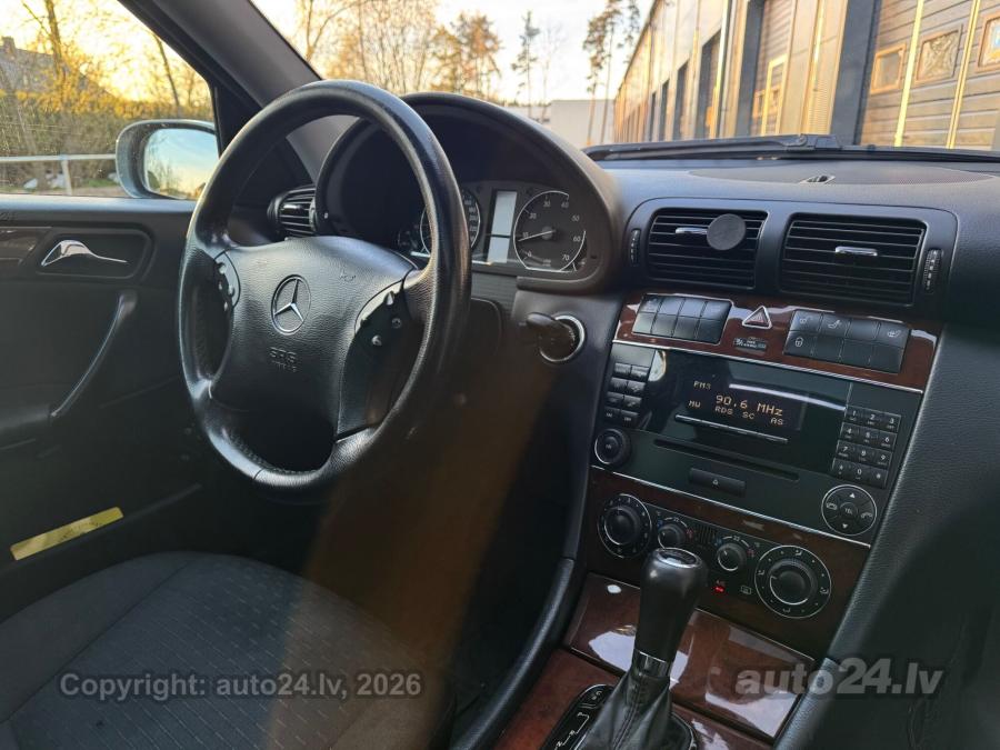 Zaļš Mercedes-Benz C-Class 2006 Tallina, ar dzinēja tilpumu 1.80 L un nobraukumu 240 tūkst. km par 3599 €, foto 19 vietnē AUTOMOTO.COM.LV