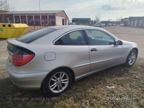 Pelēks Mercedes-Benz C-Class 2003 Tallina, ar dzinēja tilpumu 1.80 L un nobraukumu 220 tūkst. km par 2590 €, foto 3 vietnē AUTOMOTO.COM.LV