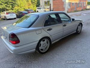 Pelēks Mercedes-Benz C-Class 1998 Tallina, ar dzinēja tilpumu 4.30 L un nobraukumu 168 tūkst. km par 14900 €, foto 4 vietnē AUTOMOTO.COM.LV