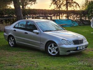 Pelēks Mercedes-Benz C-Class 2003 Tallina, ar dzinēja tilpumu 2.10 L un nobraukumu 271 tūkst. km par 1998 €, foto 4 vietnē AUTOMOTO.COM.LV
