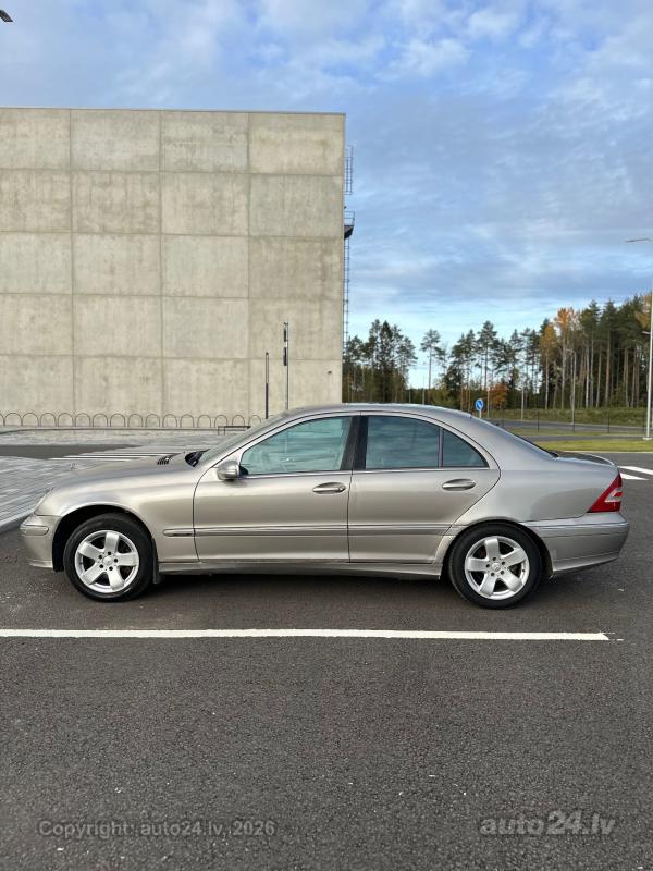 Pelēks Mercedes-Benz C-Class 2004 Jehvi, ar dzinēja tilpumu 1.80 L un nobraukumu 289 tūkst. km par 2300 €, foto 3 vietnē AUTOMOTO.COM.LV