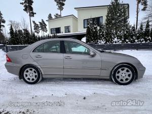 Grey Mercedes-Benz C-Class 2005 in Tallinn, with an engine capacity of 1.80 L and mileage of 241 thousand km for 2050 €, photo 4 on AUTOMOTO.COM.LV