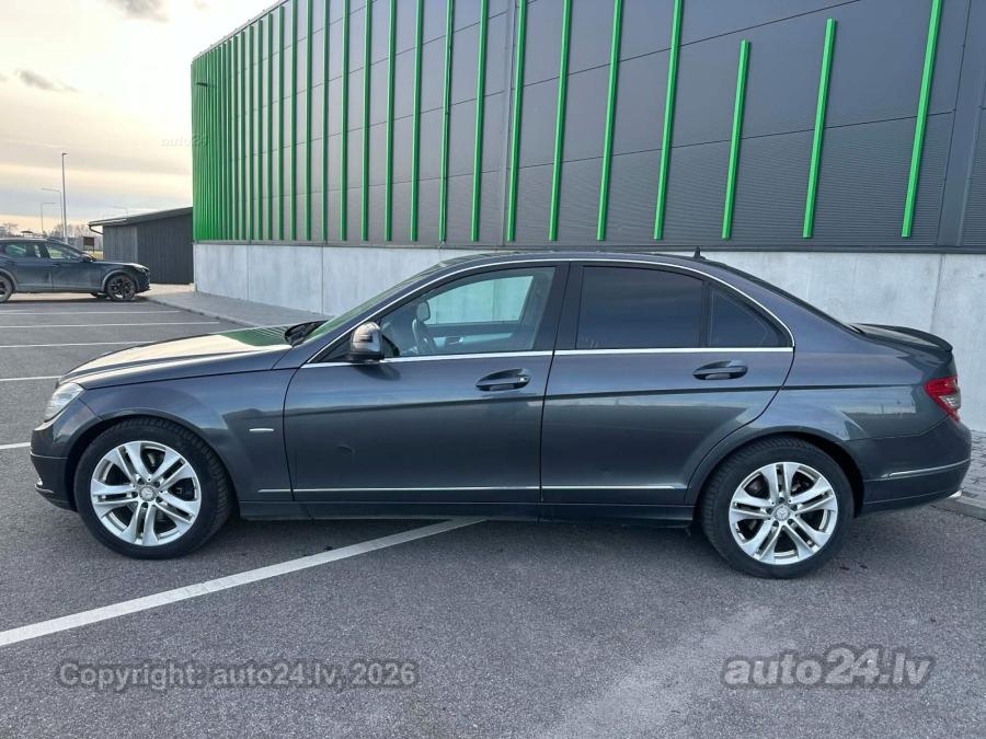 Pelēks Mercedes-Benz C-Class 2008 Tallina, ar dzinēja tilpumu 3.00 L un nobraukumu 307 tūkst. km par 6200 €, foto 4 vietnē AUTOMOTO.COM.LV