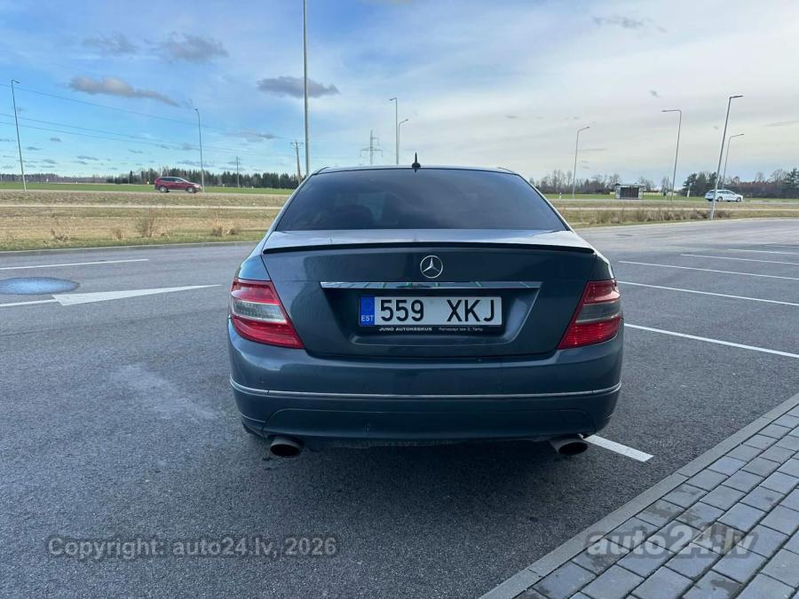 Pelēks Mercedes-Benz C-Class 2008 Tallina, ar dzinēja tilpumu 3.00 L un nobraukumu 307 tūkst. km par 6200 €, foto 14 vietnē AUTOMOTO.COM.LV