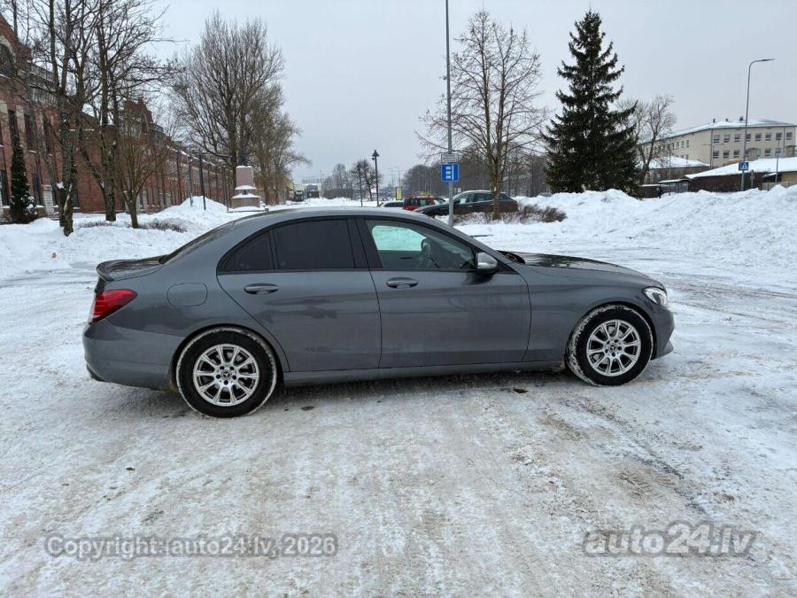 Grey Mercedes-Benz C-Class 2018 in Tallinn, with an engine capacity of 2.10 L and mileage of 224 thousand km for 16999 €, photo 7 on AUTOMOTO.COM.LV
