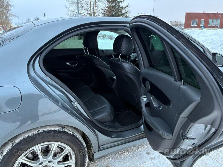 Grey Mercedes-Benz C-Class 2018 in Tallinn, with an engine capacity of 2.10 L and mileage of 224 thousand km for 16999 €, photo 11 on AUTOMOTO.COM.LV